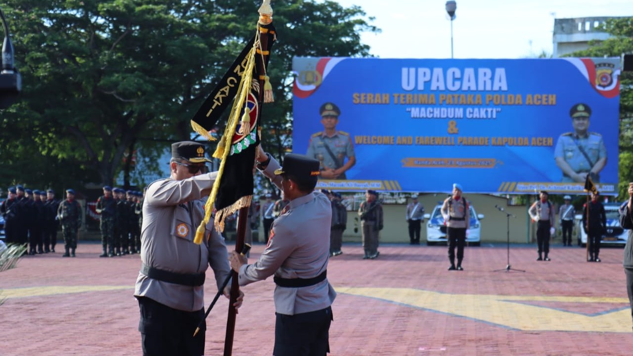 Brigjen Marzuki Ali Basyah dan Irjen Achmad Kartiko Serah Terima