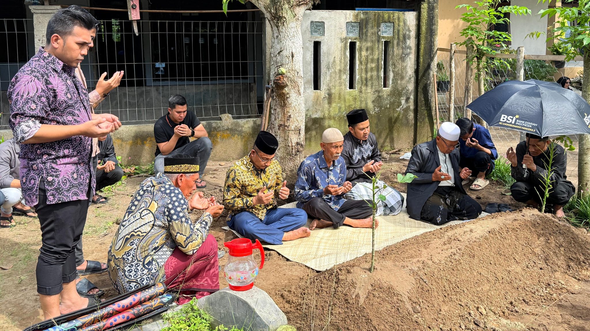 Haji Uma dan Para Seniman Aceh Melayat ke Rumah Duka Pemeran “Syukur ...